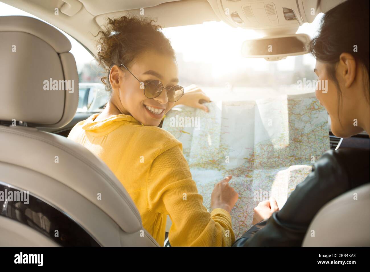 Diverse girls looking map hi-res stock photography and images - Alamy