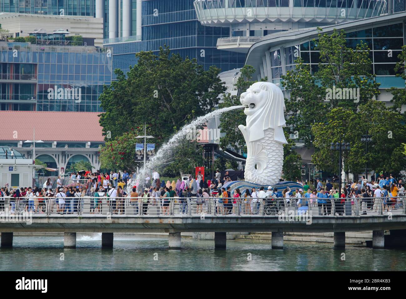 Visitors at the Merlion statue in Singapore Stock Photo - Alamy