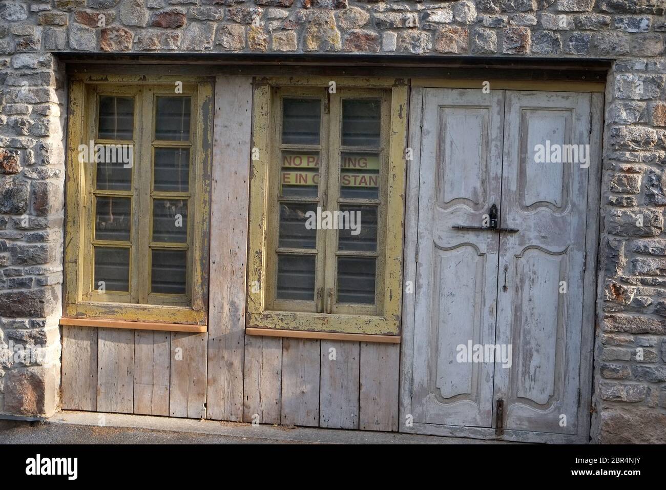 Shop shut door hi-res stock photography and images - Alamy