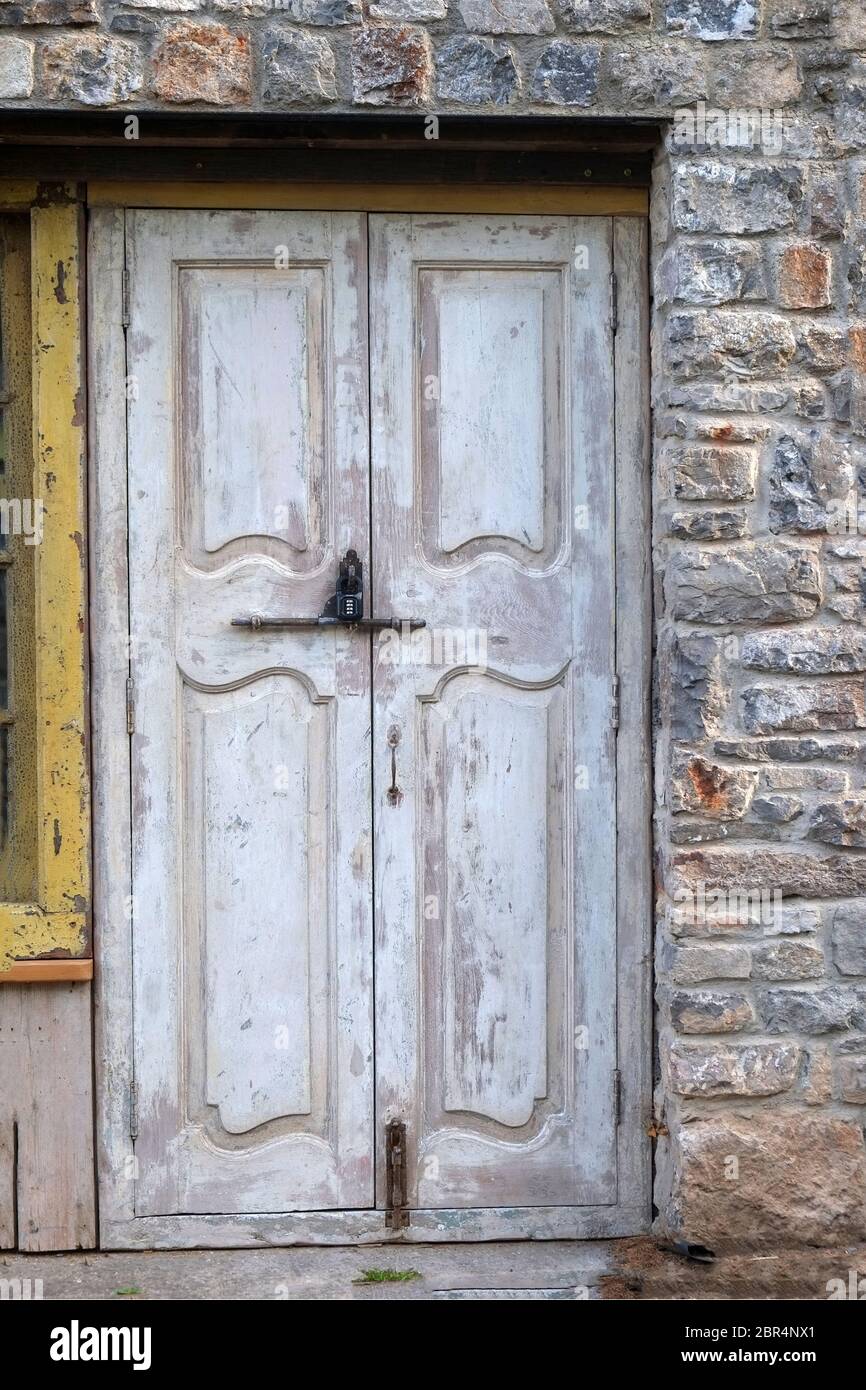 May 2020, Old door and shop front in Cheddar Gorge Stock Photo - Alamy