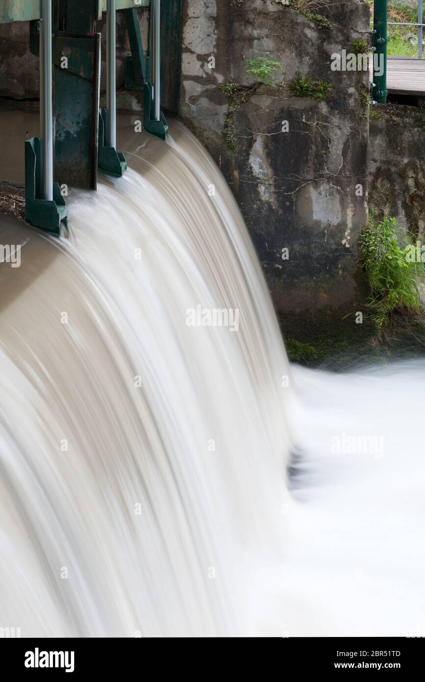 Floodgate made of steel with flowing water Stock Photo - Alamy