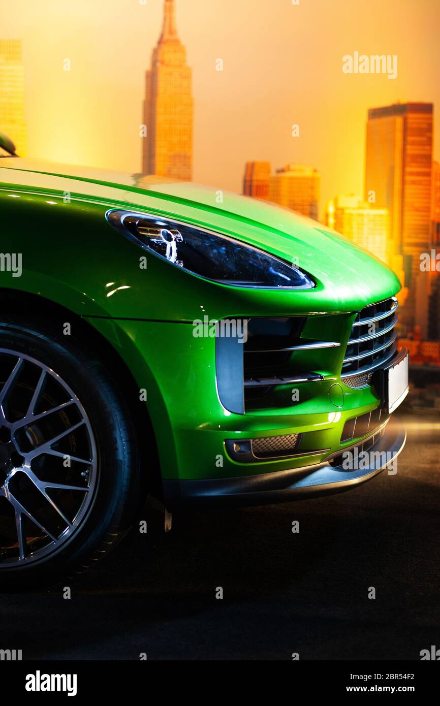 Car green background hi-res stock photography and images - Alamy
