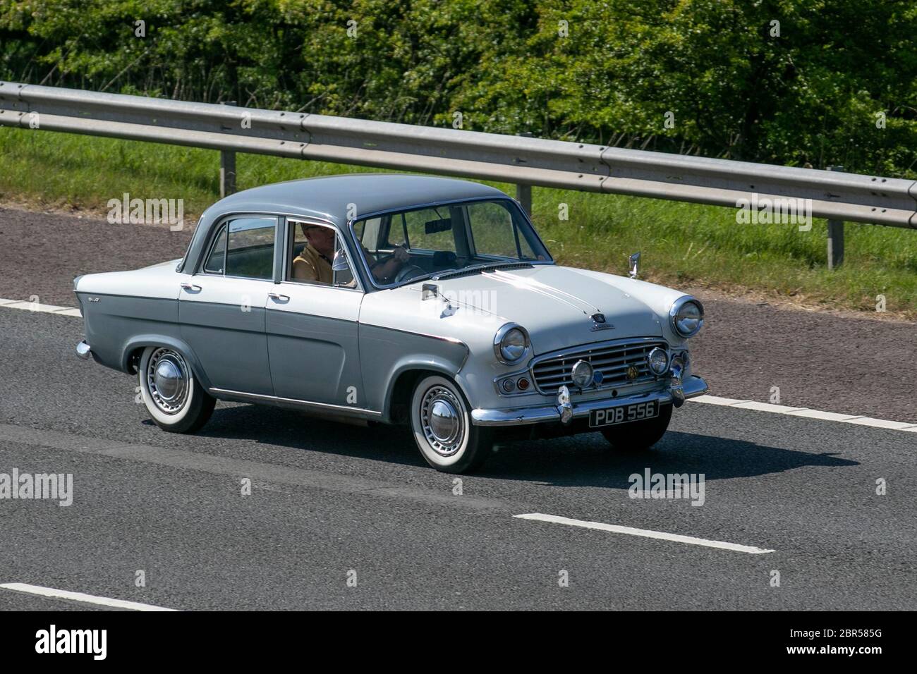 1950s family car driving hi-res stock photography and images - Alamy