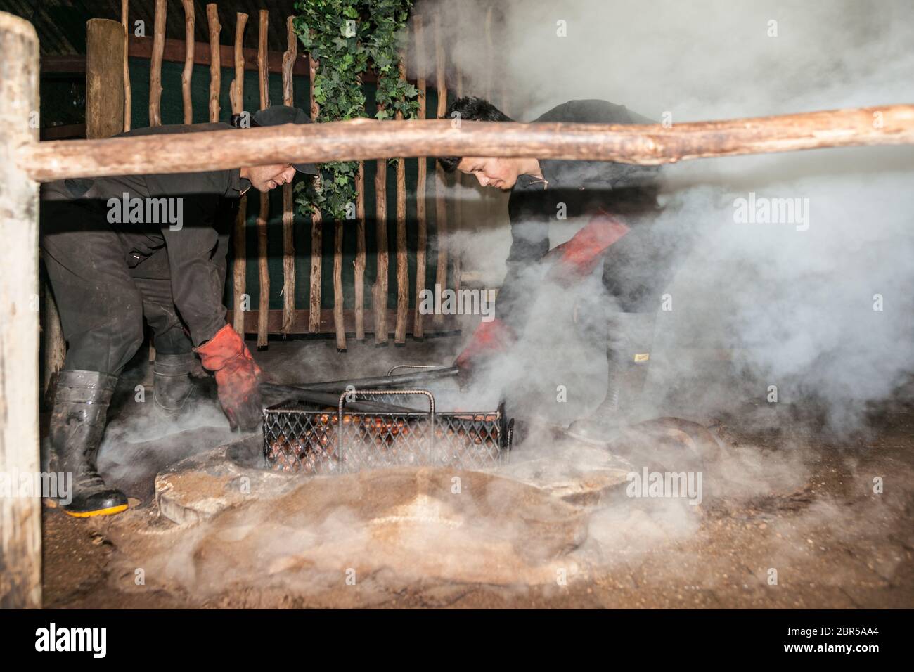 New zealand maori hangi feast hi-res stock photography and images - Alamy