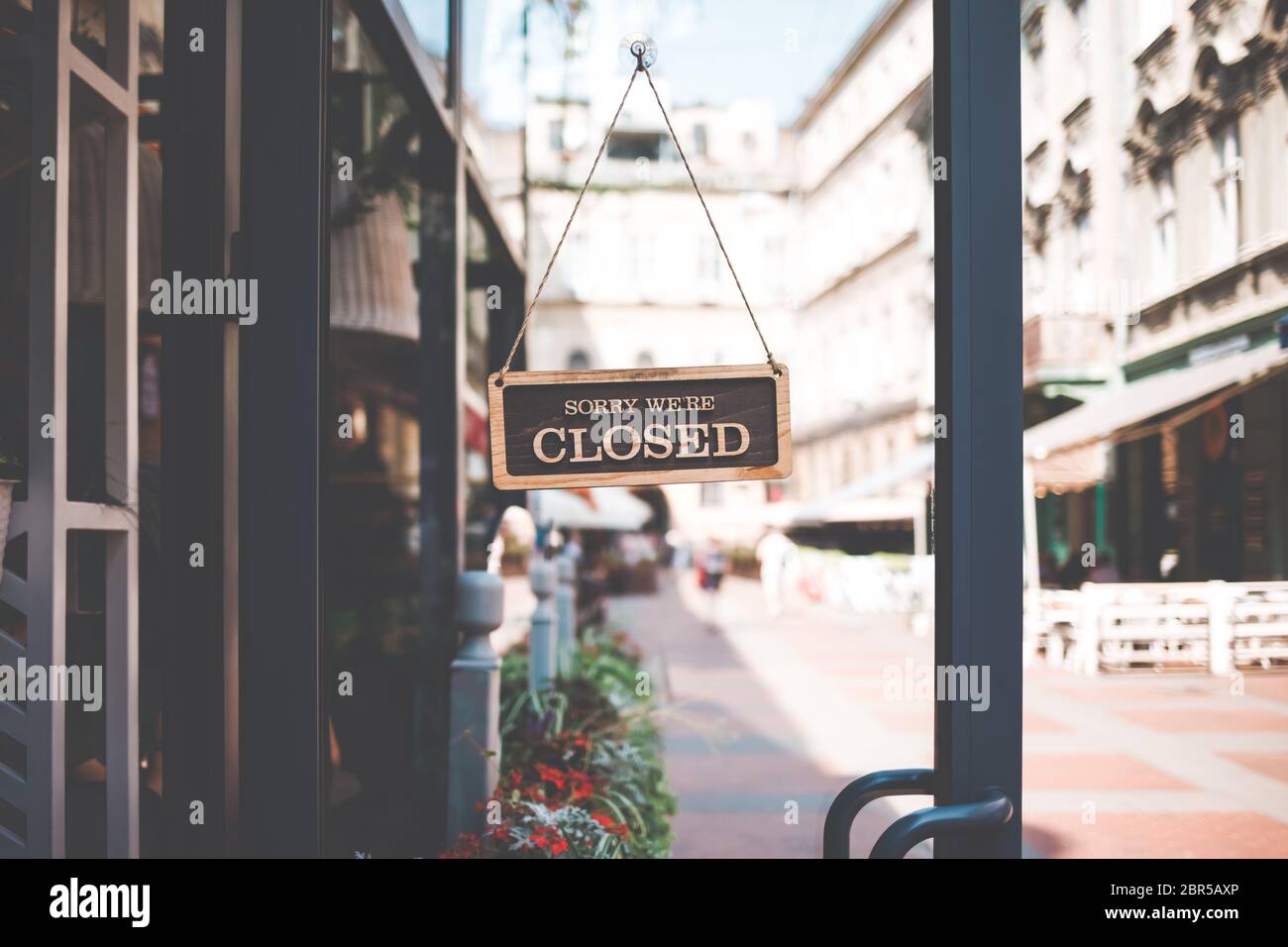 sign we are closed on the door of the restaurant Stock Photo - Alamy