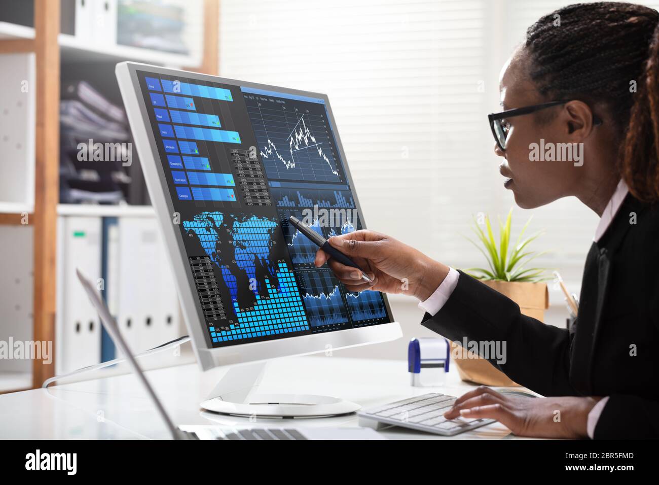 Close-up Of A Businesswoman's Hand Analyzing Graph On Computer At ...