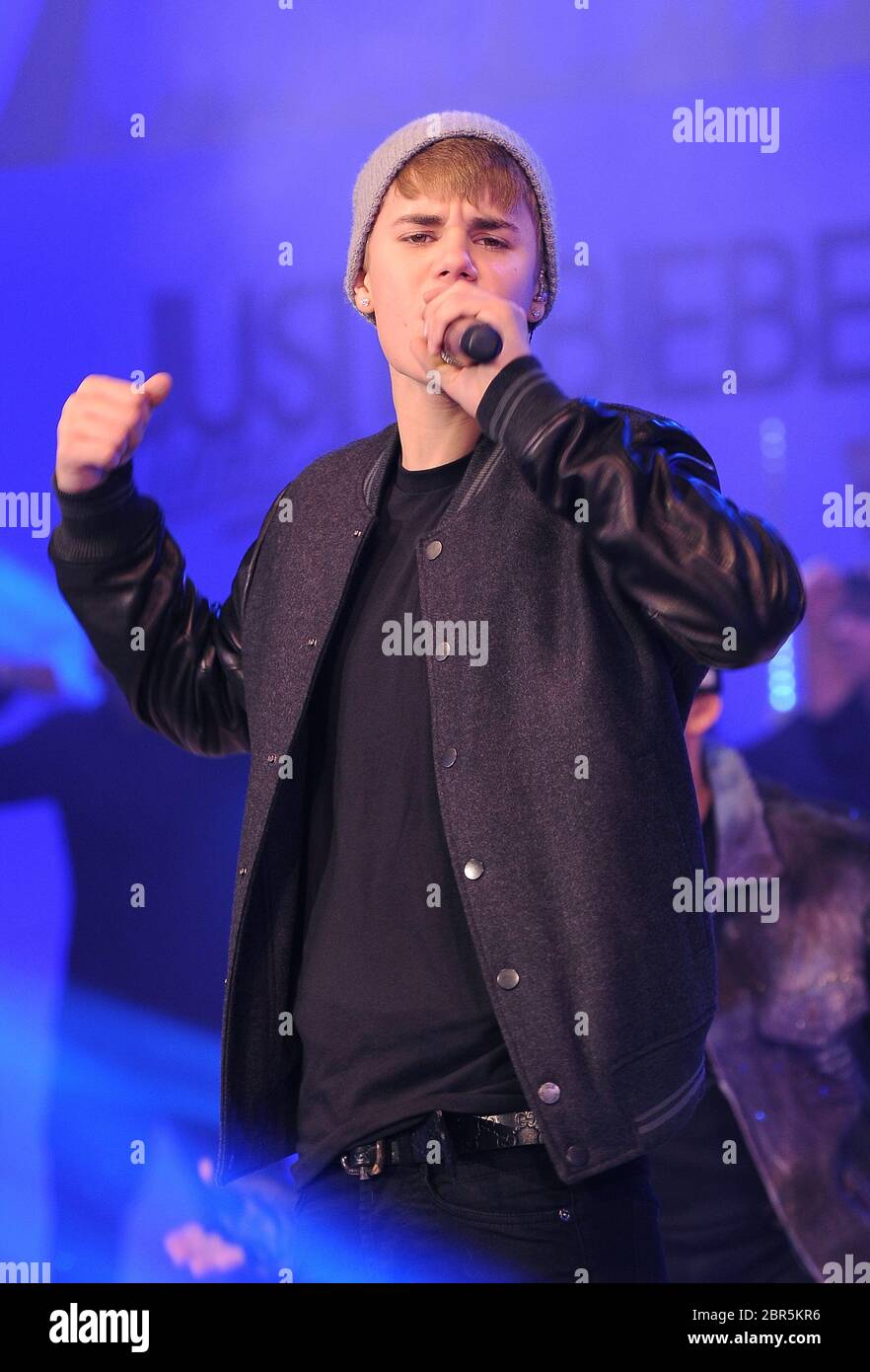 Justin Bieber turns on The Christmas Lights and performs live at ...