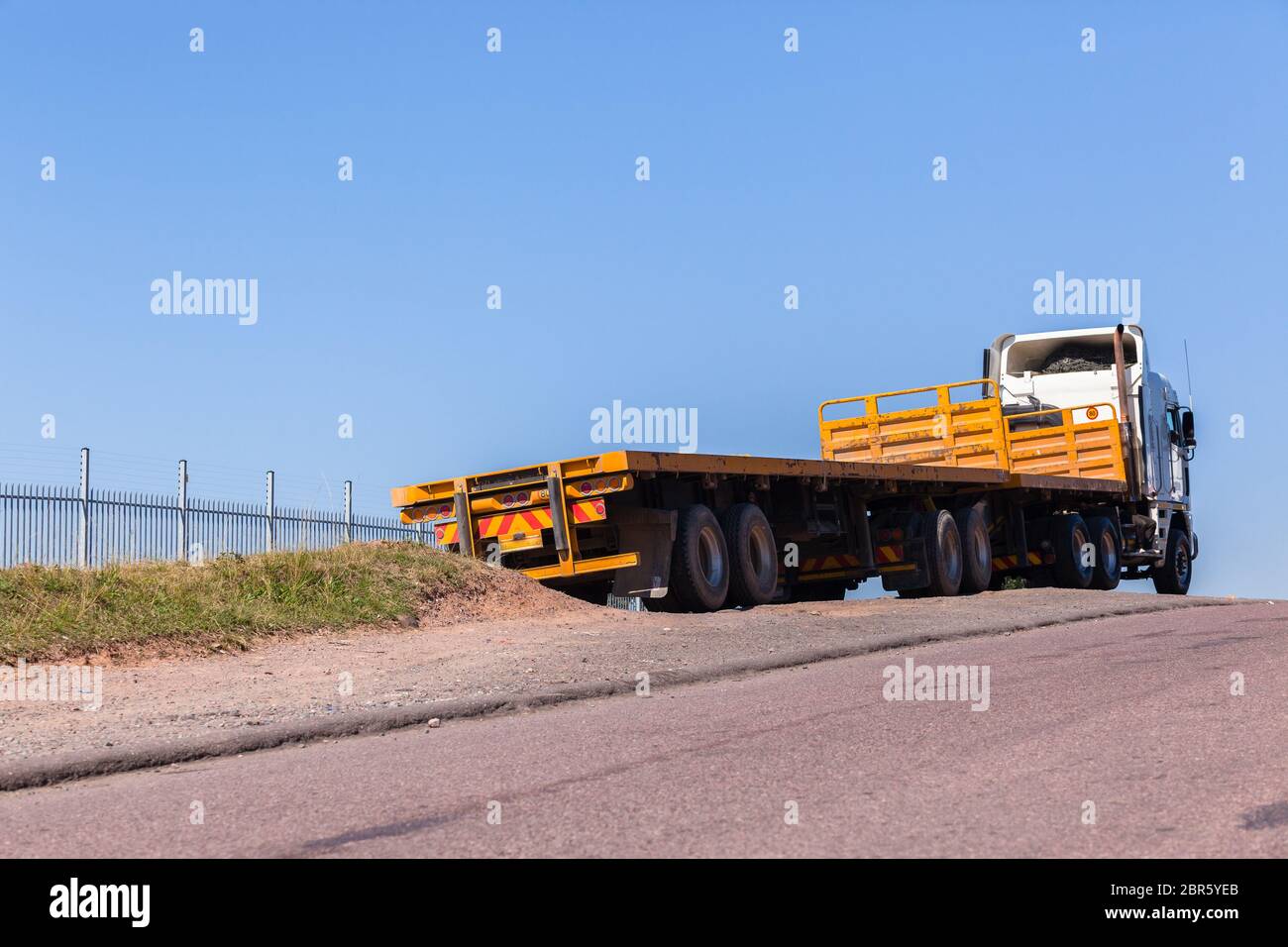 Yellow trailers hi-res stock photography and images - Alamy