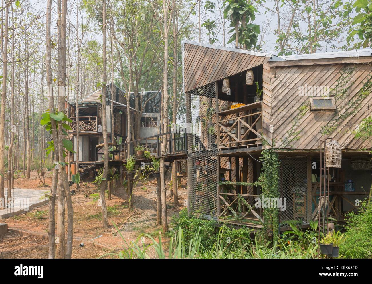 2 Exterior House Design by Wood and Concrete in Country Style Side View ...