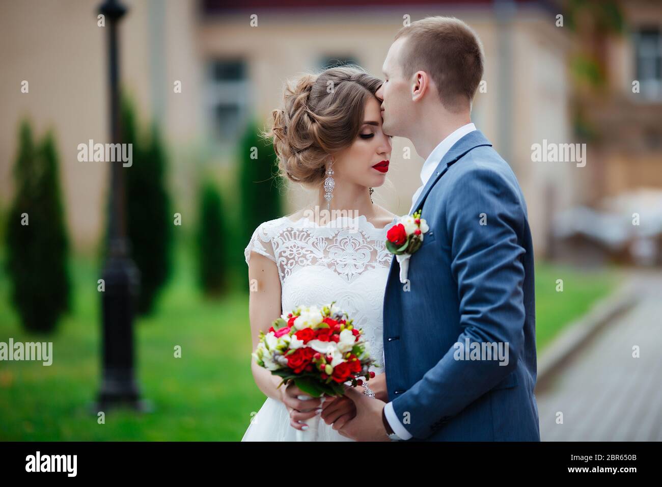 wedding couple, beautiful young bride and groom Stock Photo - Alamy