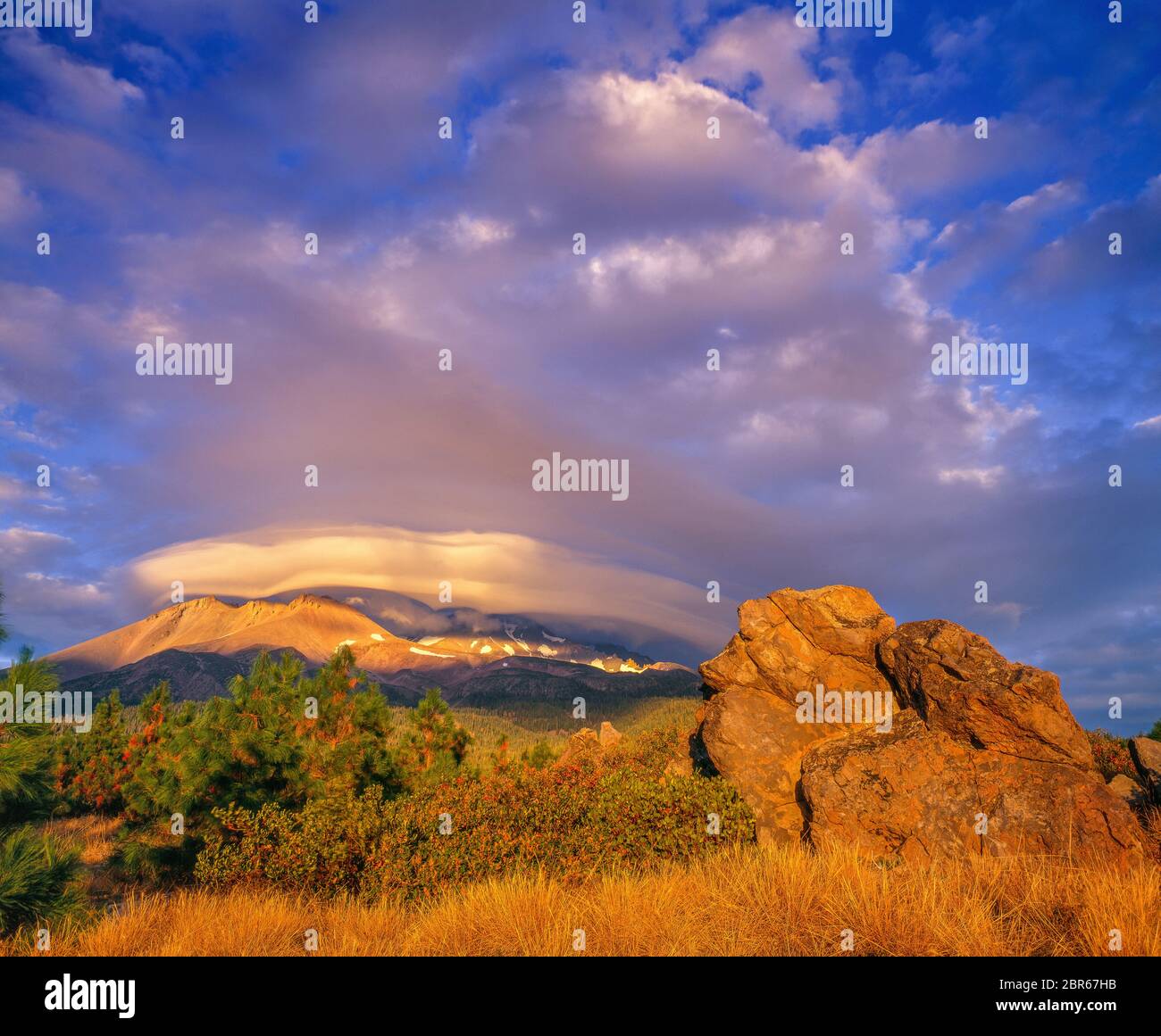Lenticular clouds mount shasta hi-res stock photography and images - Alamy