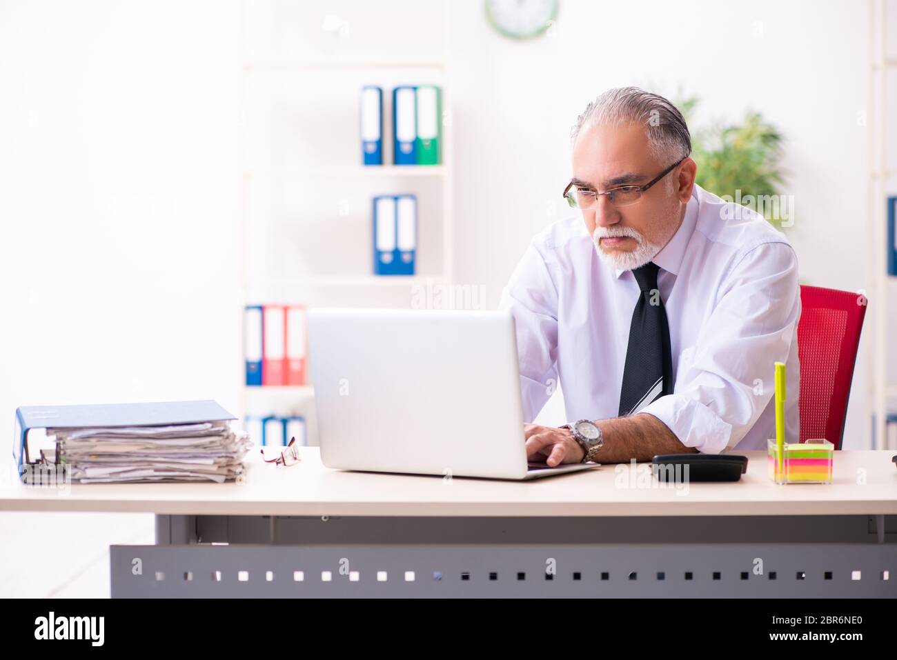 Old sick employee suffering at the workplace Stock Photo - Alamy