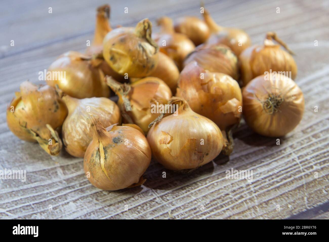 pile of natural onions with some small defects Stock Photo - Alamy