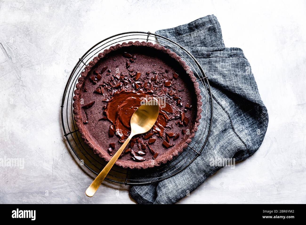 Caramel spread over a chocolate tart crust base Stock Photo - Alamy