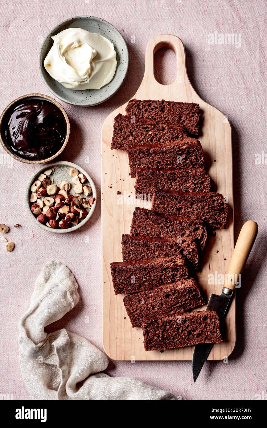 Assemble cake hi-res stock photography and images - Alamy