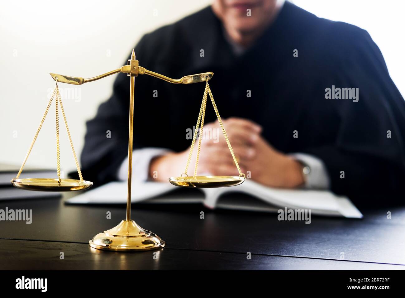 Judge reading documents hi-res stock photography and images - Alamy