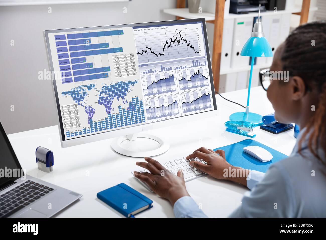 Close-up Of A Businesswoman's Hand Analyzing Graph On Computer At ...
