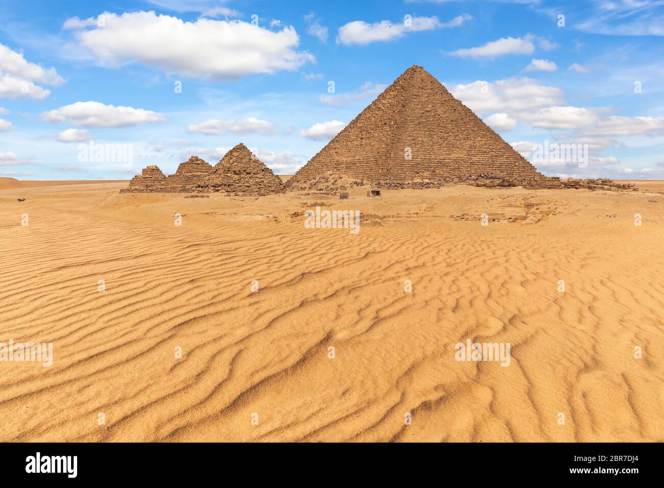 The Pyramid of Menkaure and the small pyramids in the beautiful desert ...