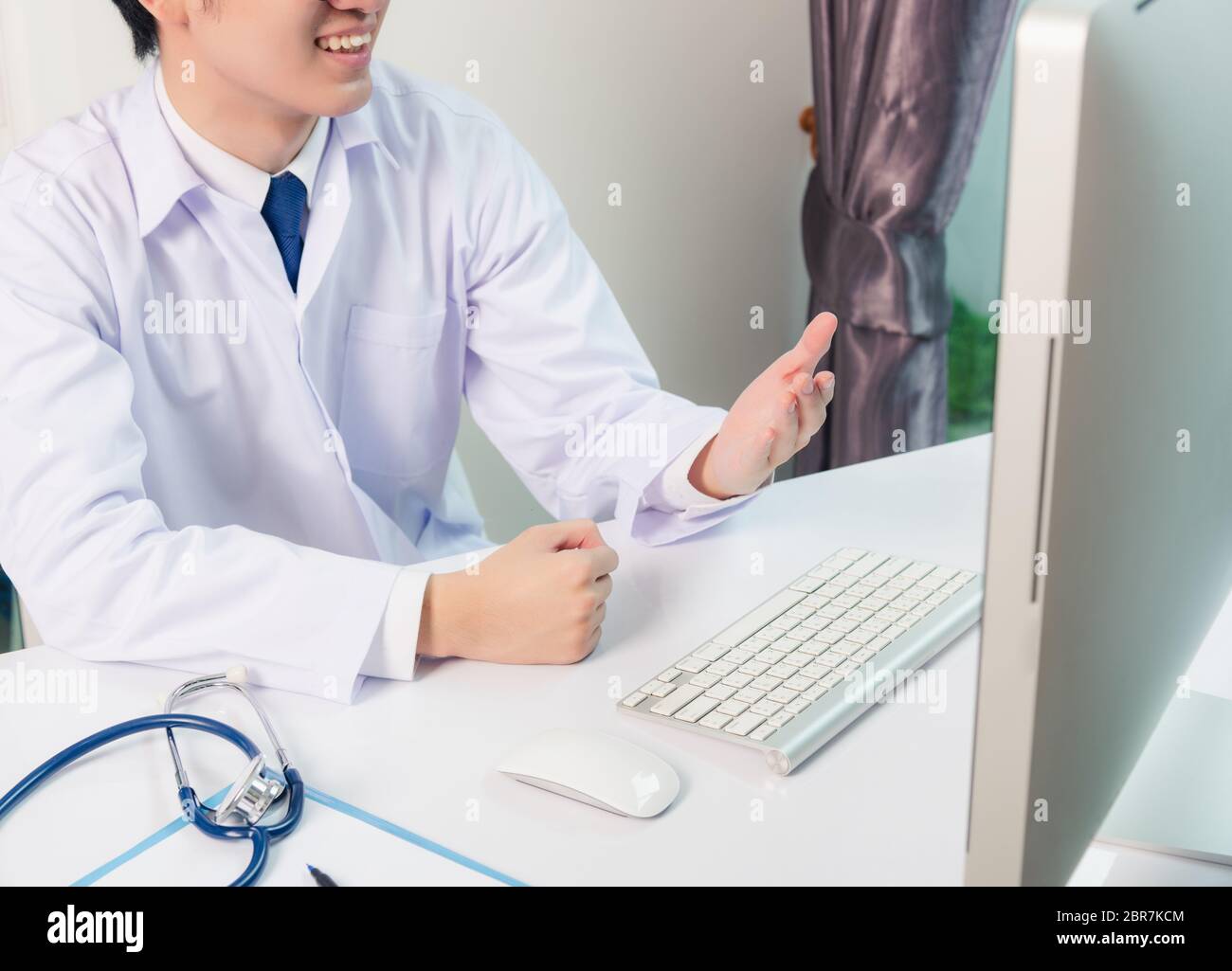 Doctor facetime call hi-res stock photography and images - Alamy