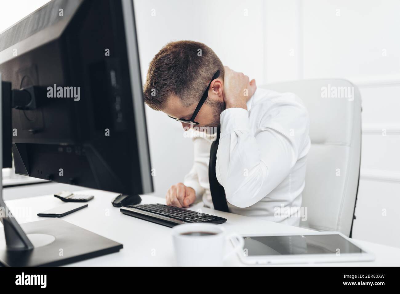 Office worker with back pain from sitting at desk all day Stock Photo ...