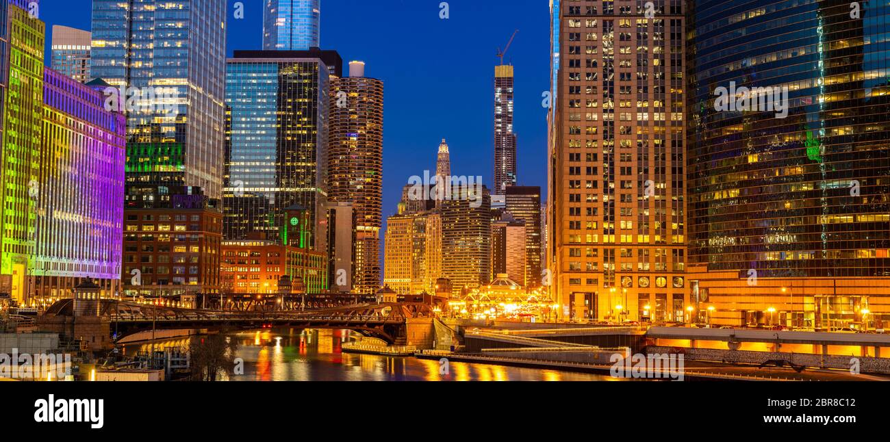 Panorama shot of City of Chicago downtown and Chicago River sunset ...