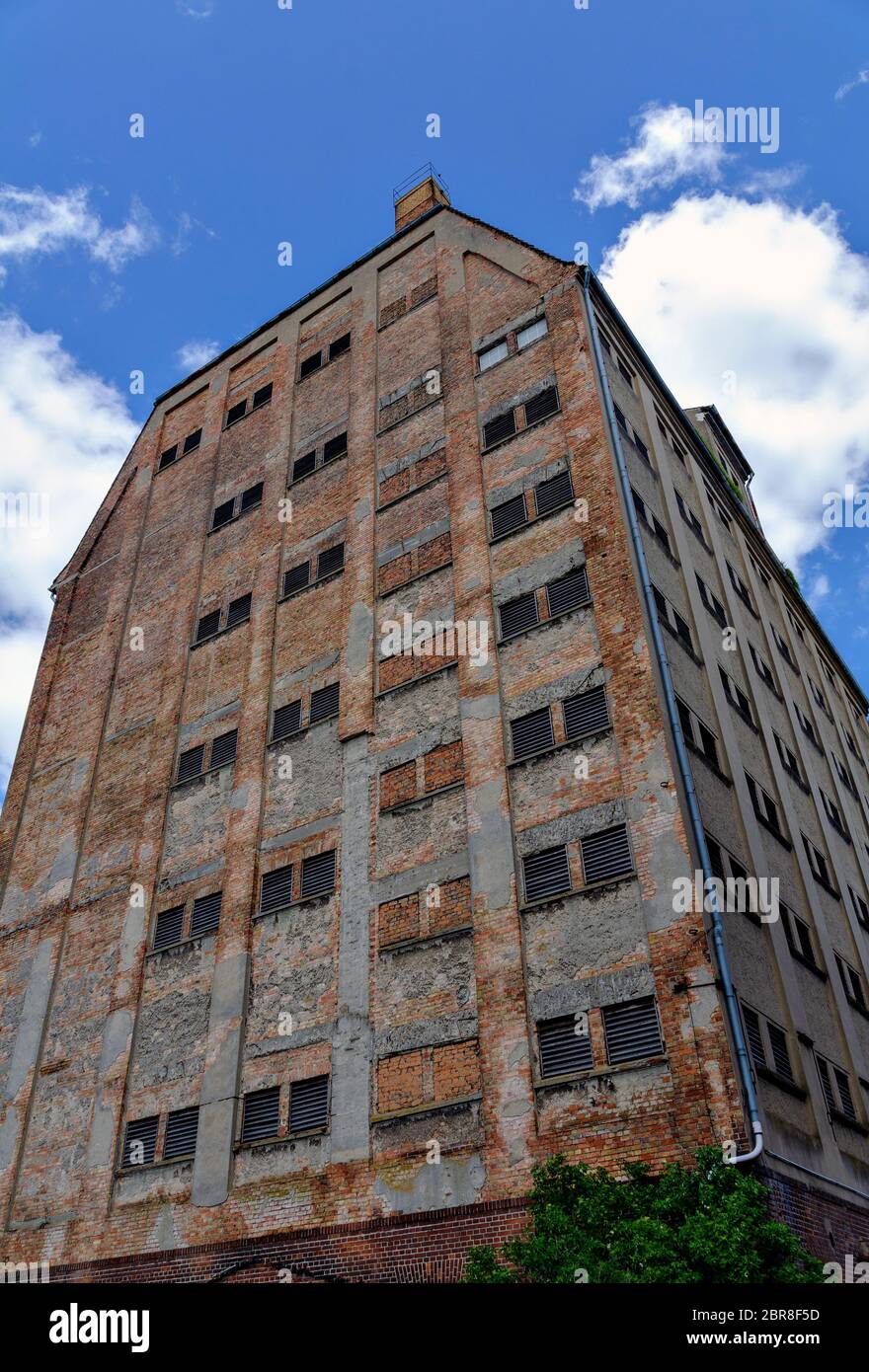 Old storage building hi-res stock photography and images - Alamy