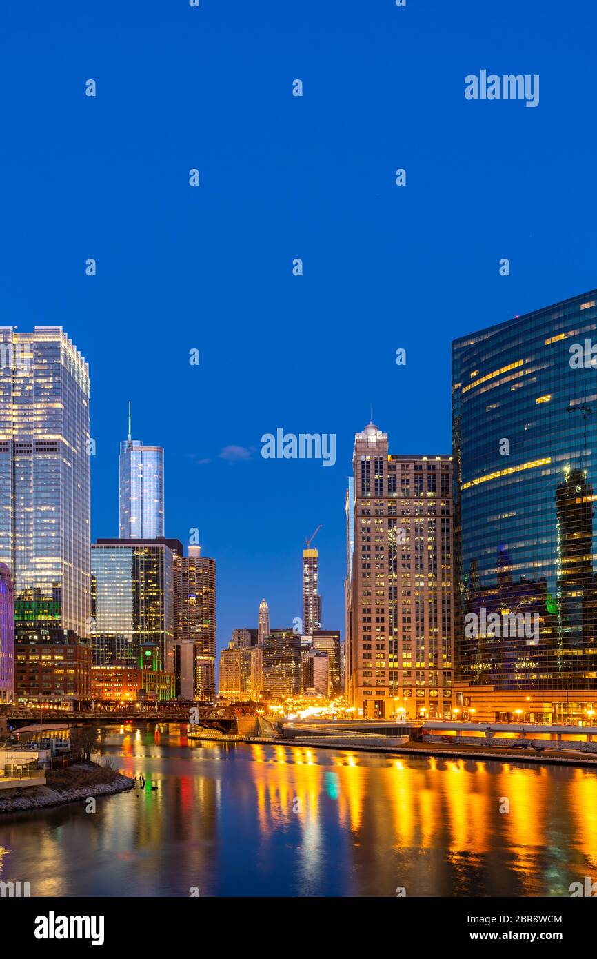 City of Chicago downtown and Chicago River sunset night in Chicago ...