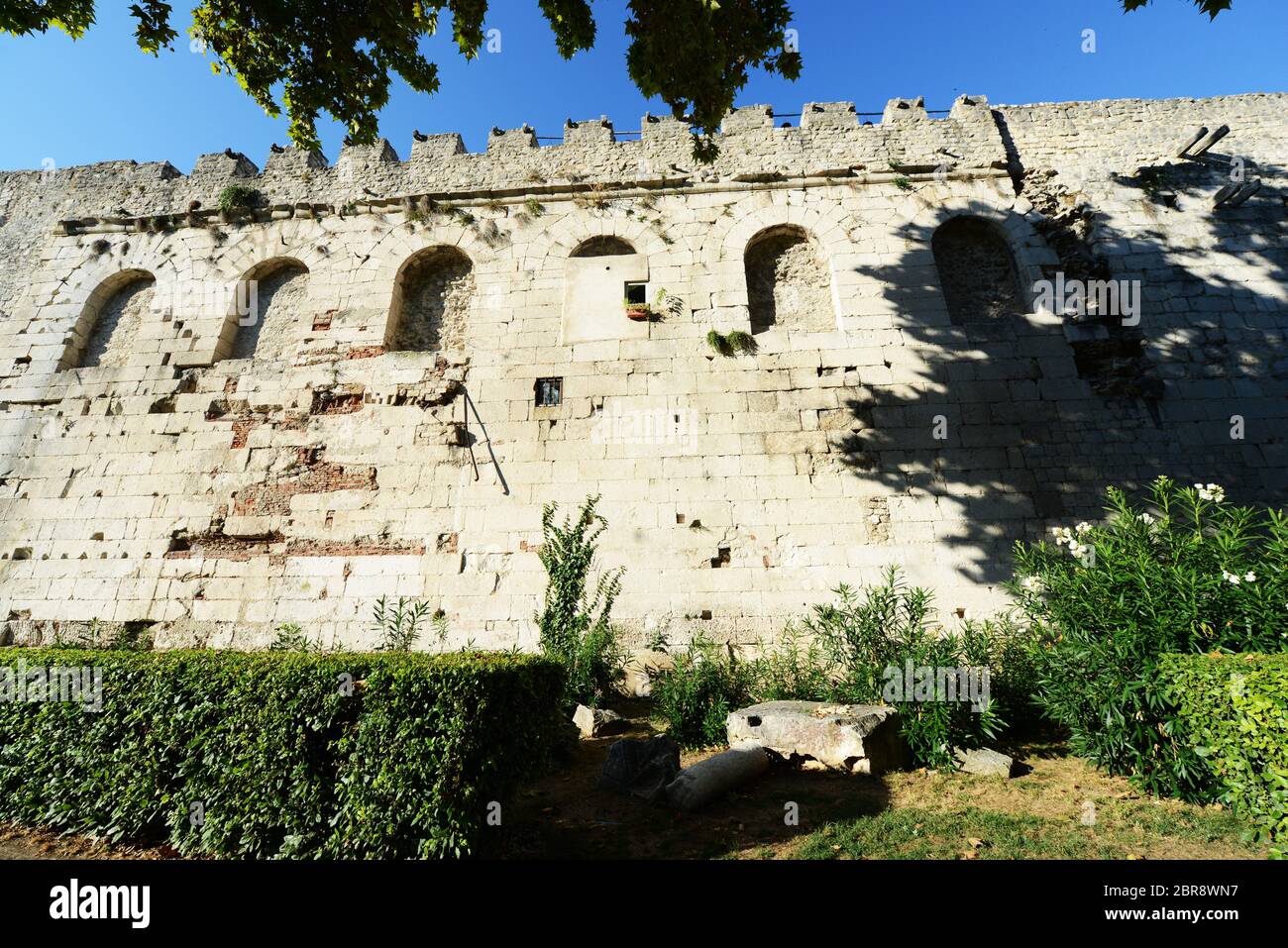 Palace wall hi-res stock photography and images - Alamy