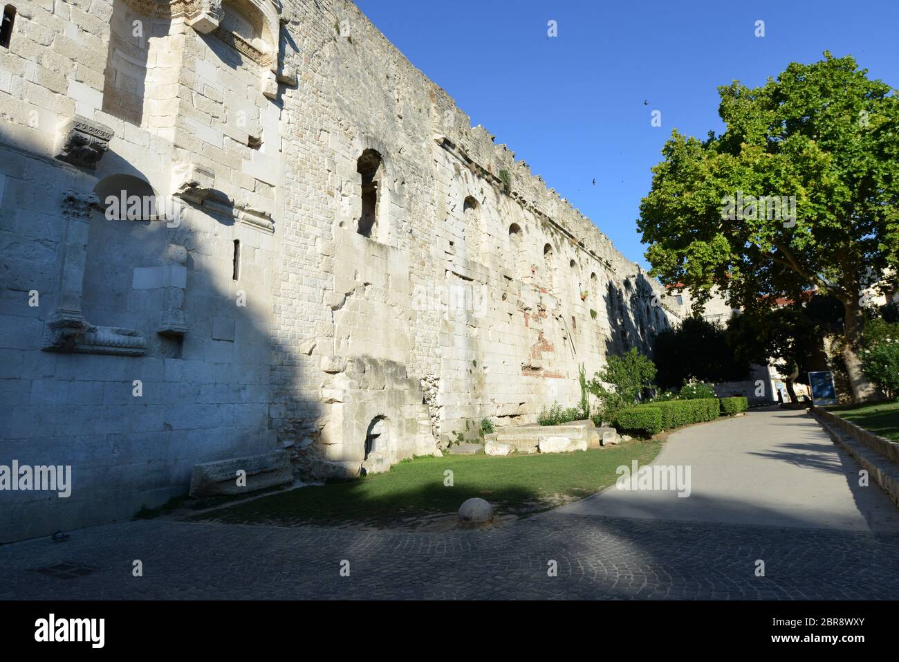 Palace wall hi-res stock photography and images - Alamy