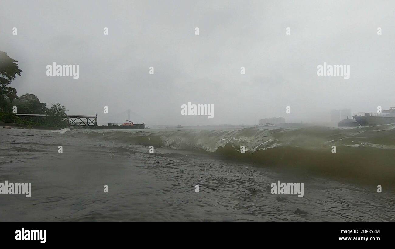 Kolkata, India. 20th May, 2020. High-Waves are seen in the bank of the ...