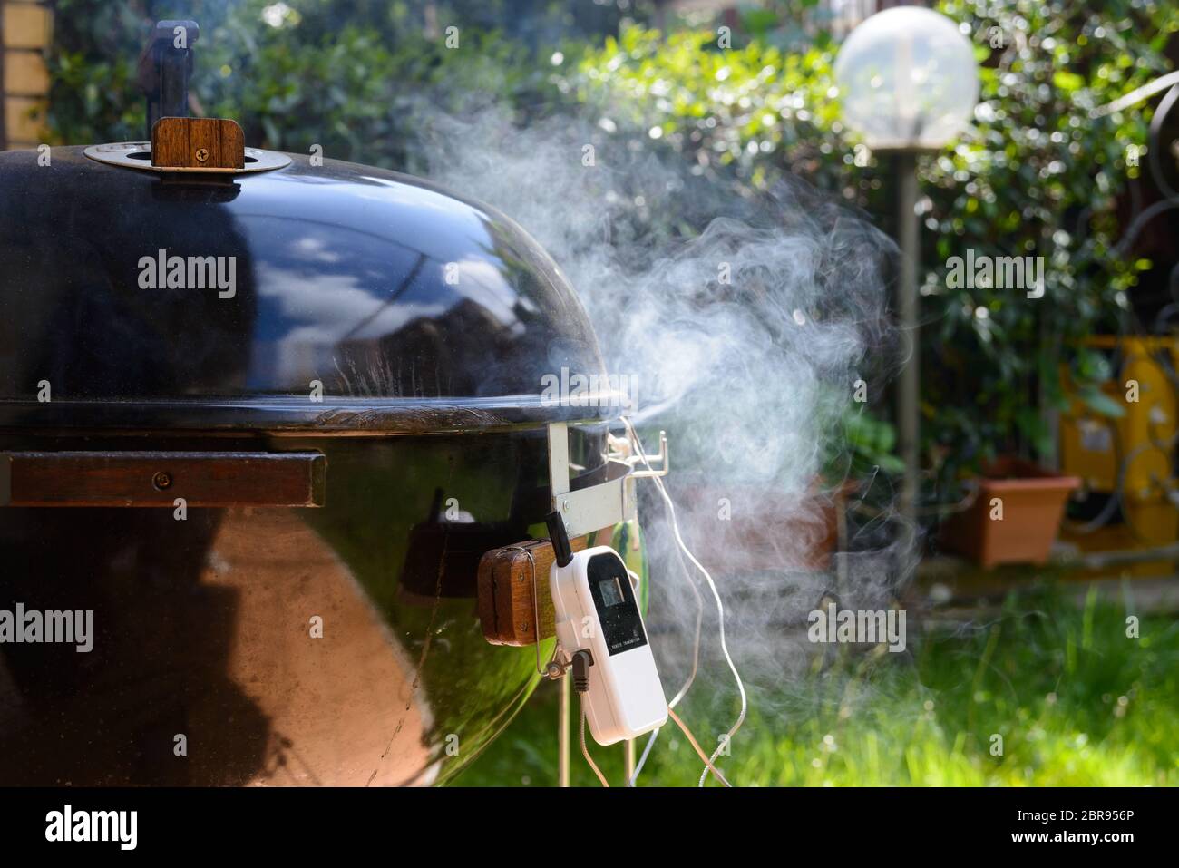 Smoke escape from the barbecue, with the wireless temperature control ...