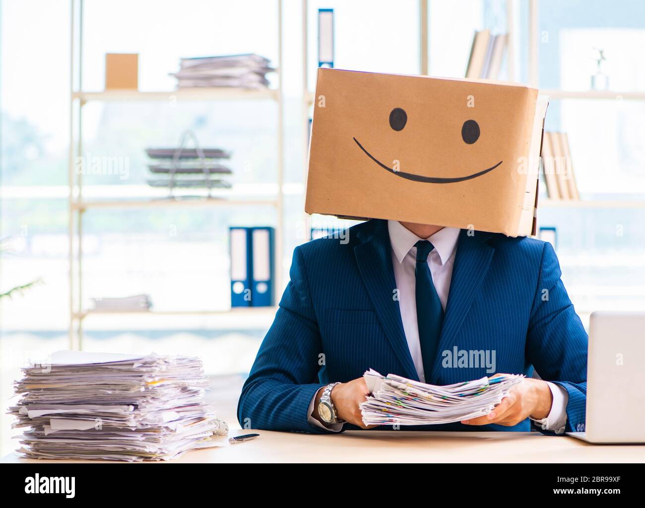 The happy man with box instead of his head Stock Photo - Alamy