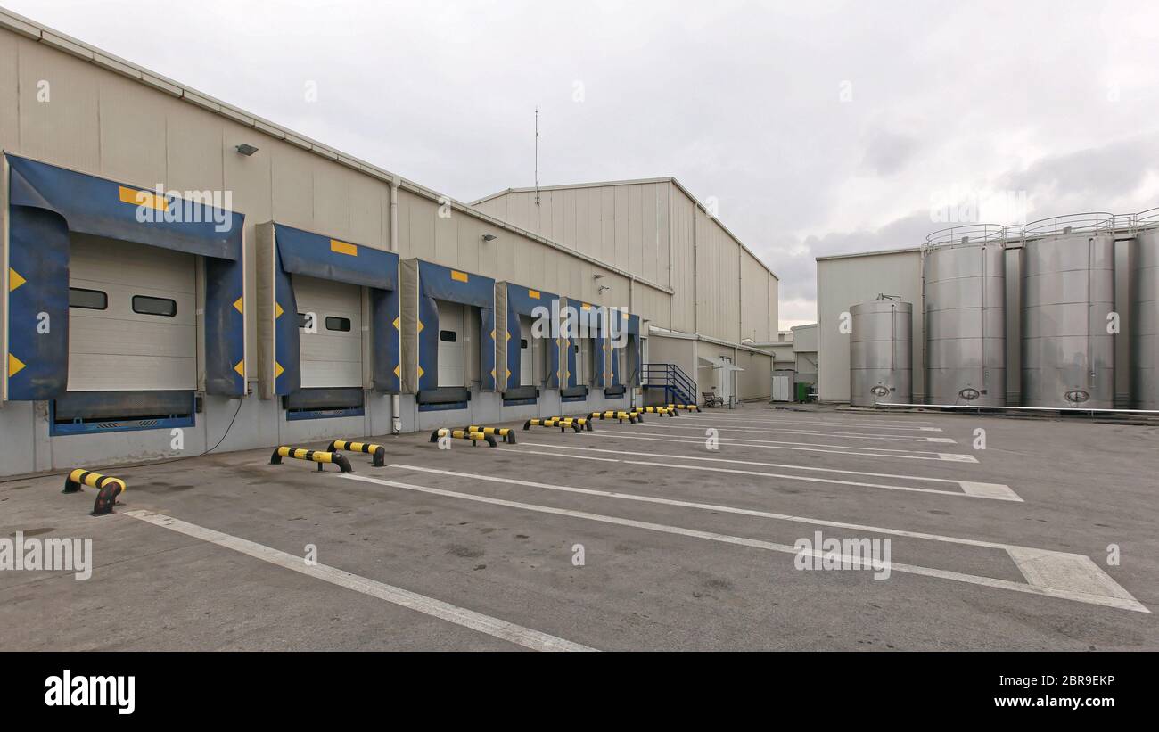 Loading Dock and Silo Storage Tanks Warehouse Stock Photo - Alamy