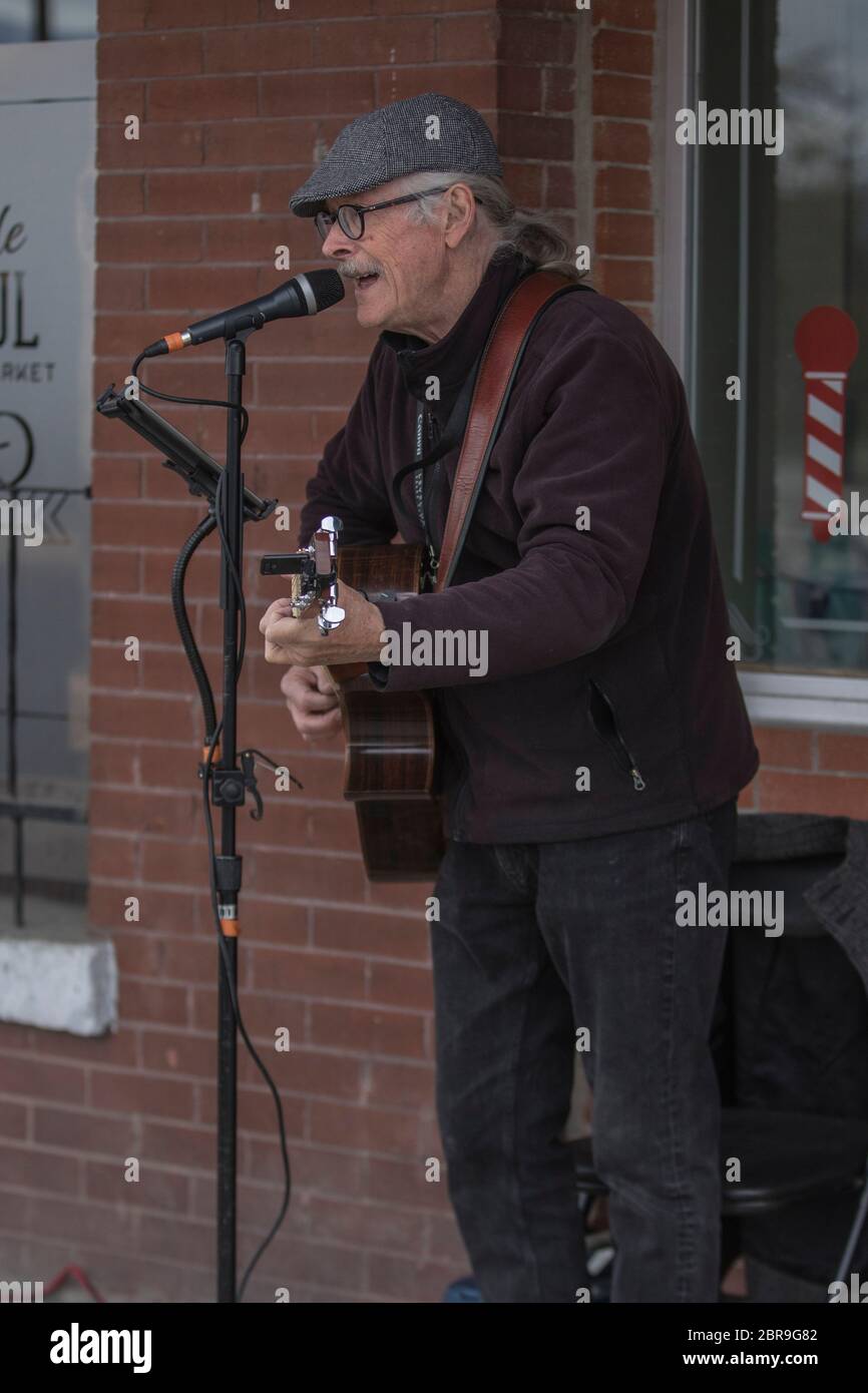 Playing guiar hi-res stock photography and images - Alamy