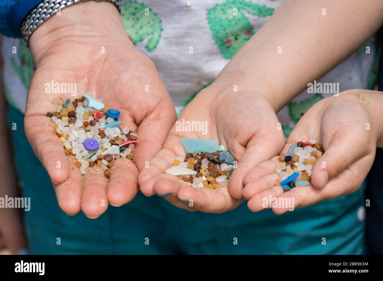 Plastic waste beach hands hi-res stock photography and images - Alamy