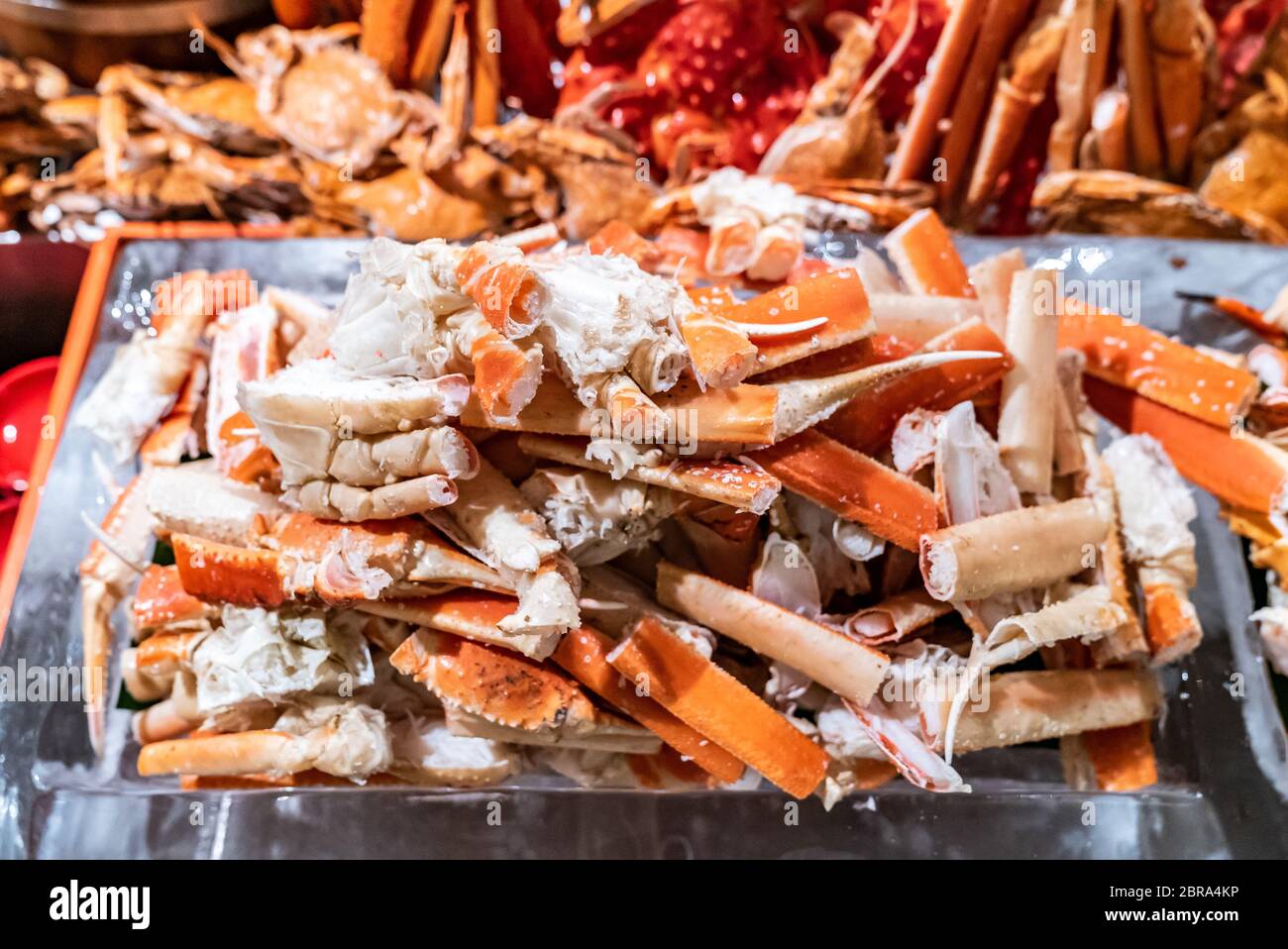 Alaskan King crab in seafood on ice buffet bar Stock Photo - Alamy