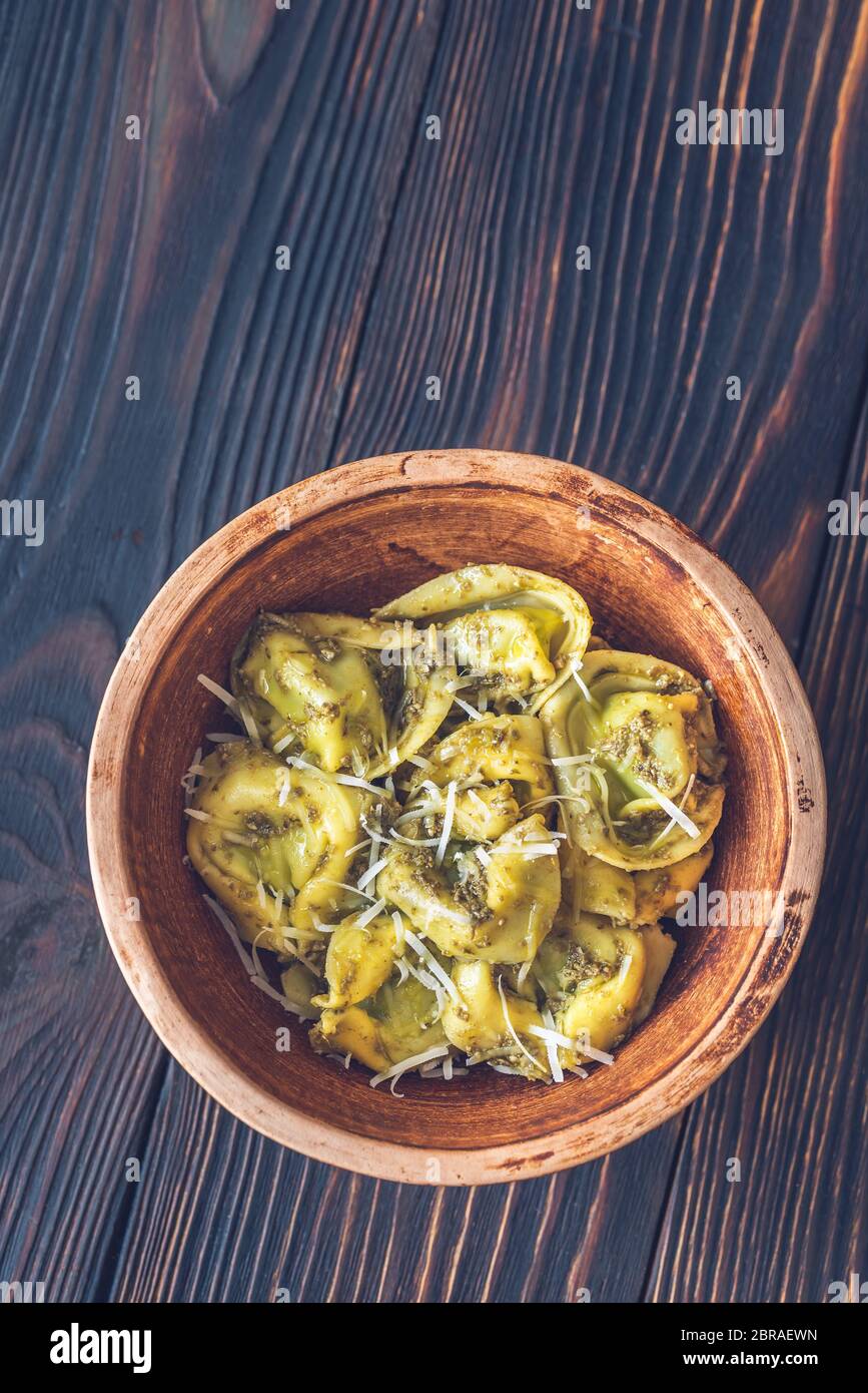 Bowl of tortelloni stuffed with ricotta with pesto Stock Photo - Alamy
