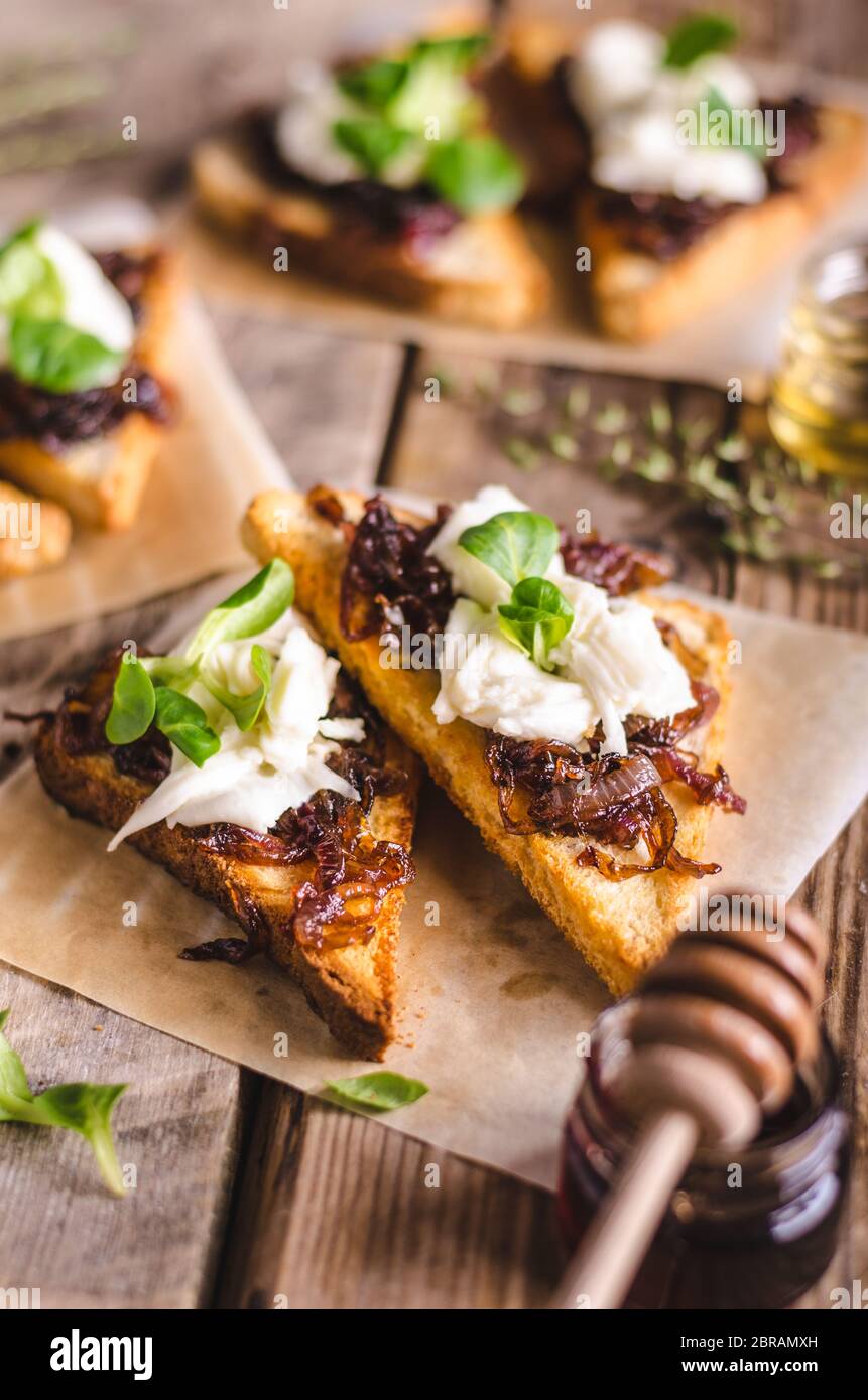 Rustic toast with caramelized onion, goat cheese, garlic and herbs ...