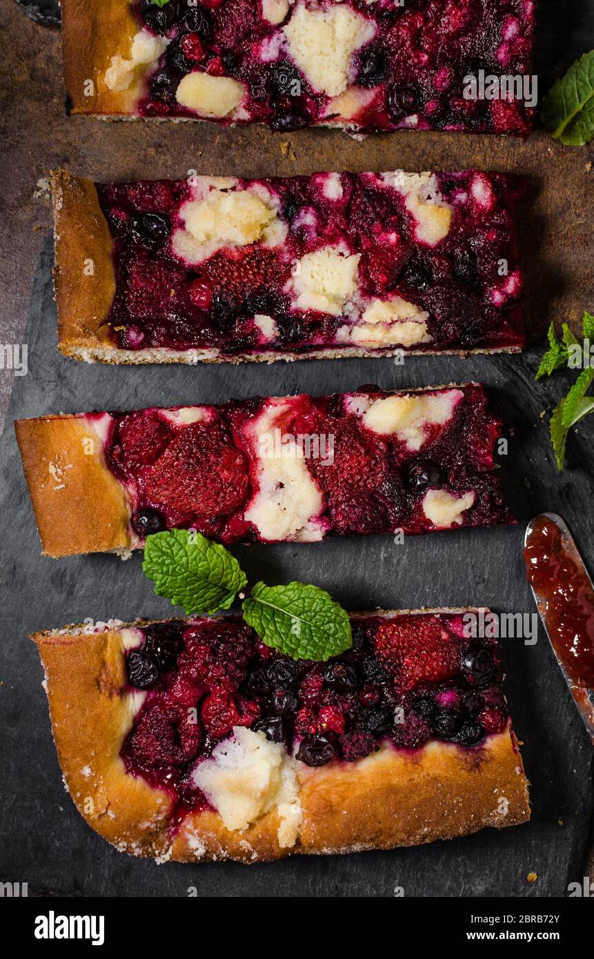 Traditional Czech crumble with berries, delicious simple crumble ...