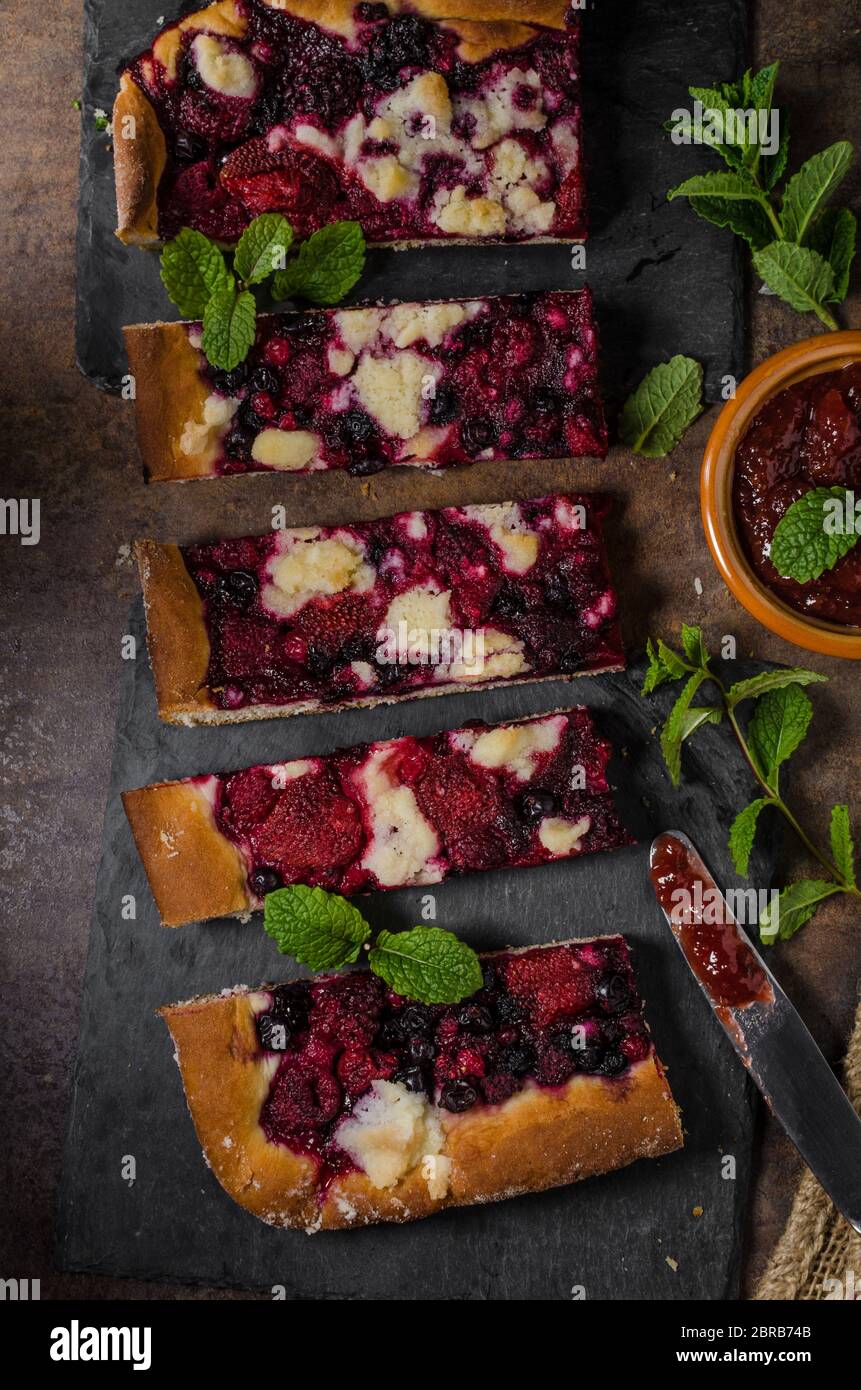 Traditional Czech crumble with berries, delicious simple crumble ...