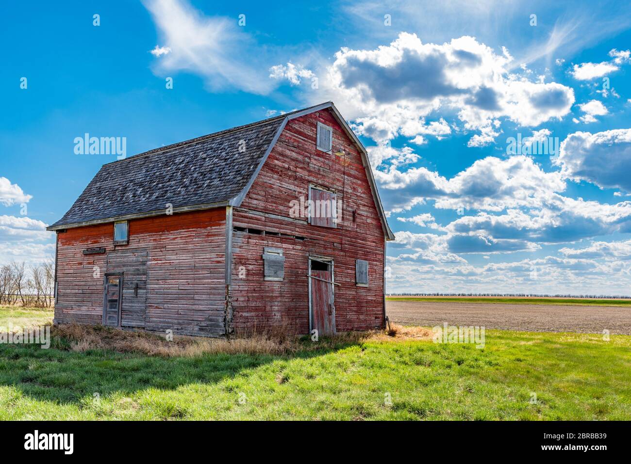 Old barn on saskatchewan prairie hi-res stock photography and images ...