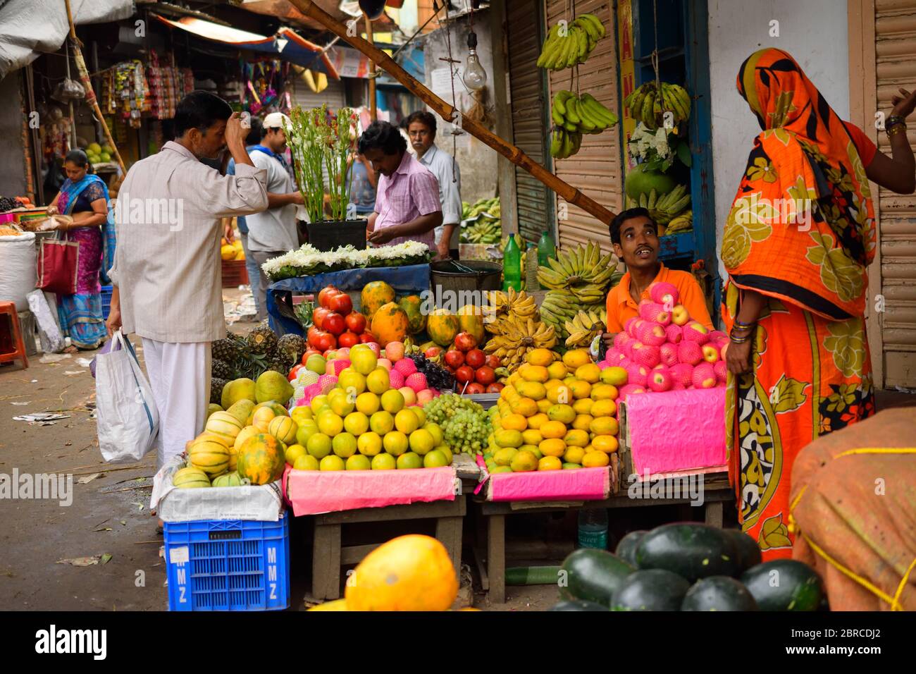 Man selling fruits hi-res stock photography and images - Alamy