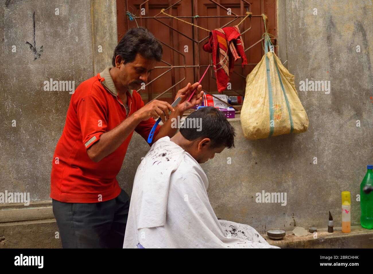 Street haircut india hi-res stock photography and images - Alamy