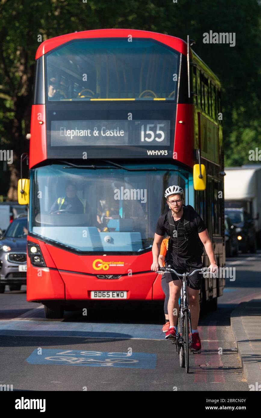 London 19 bus cyclist hi-res stock photography and images - Alamy
