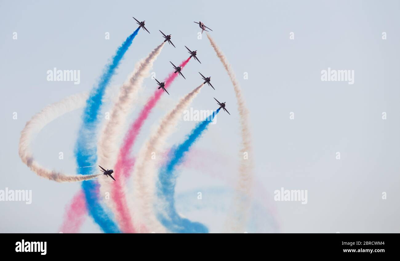 Red arrows in mid air hi-res stock photography and images - Alamy