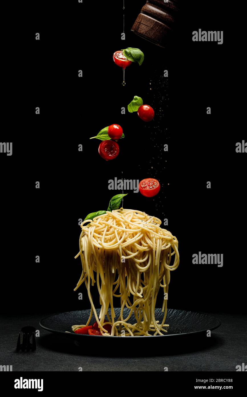 Spaghetti with tomatoes, cocktail tomatoes and basil, oil, olive oil ...