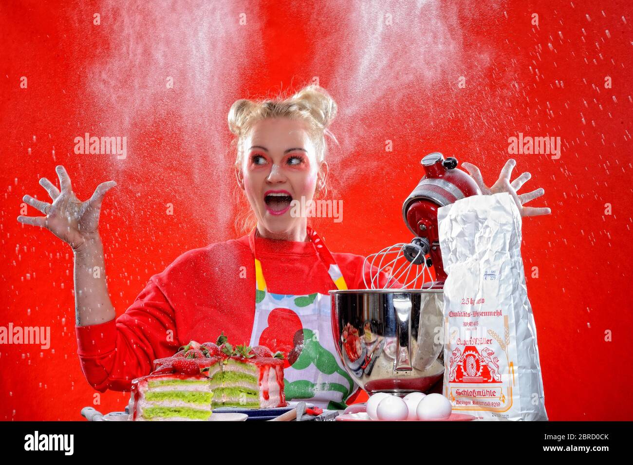 Baking cake hi-res stock photography and images - Alamy