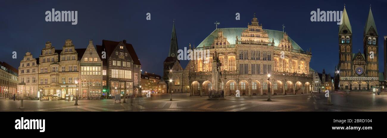 Illuminated market place with cathedral at night, Panorama, Bremen ...