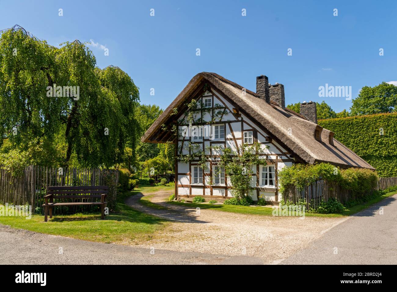 Half timbered thatched cottage hi-res stock photography and images - Alamy