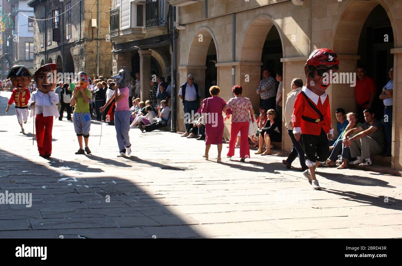 Heads of crowd hi-res stock photography and images - Alamy
